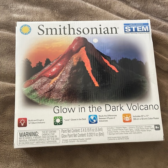 Smithsonian | Toys | Smithsonian Glow In The Dark Giant Volcano Kit ...